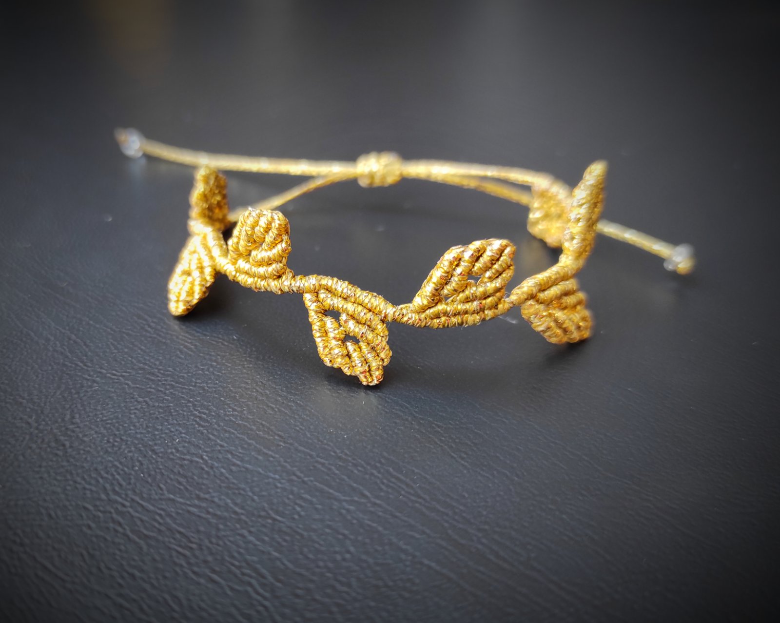 MACRAME ΒΡΑΧΙΟΛΙ ΜΕ ΜΙΚΡΑ ΦΥΛΛΑ ΣΕ ΧΡΥΣΟ ΧΡΩΜΑ - Julias Collection