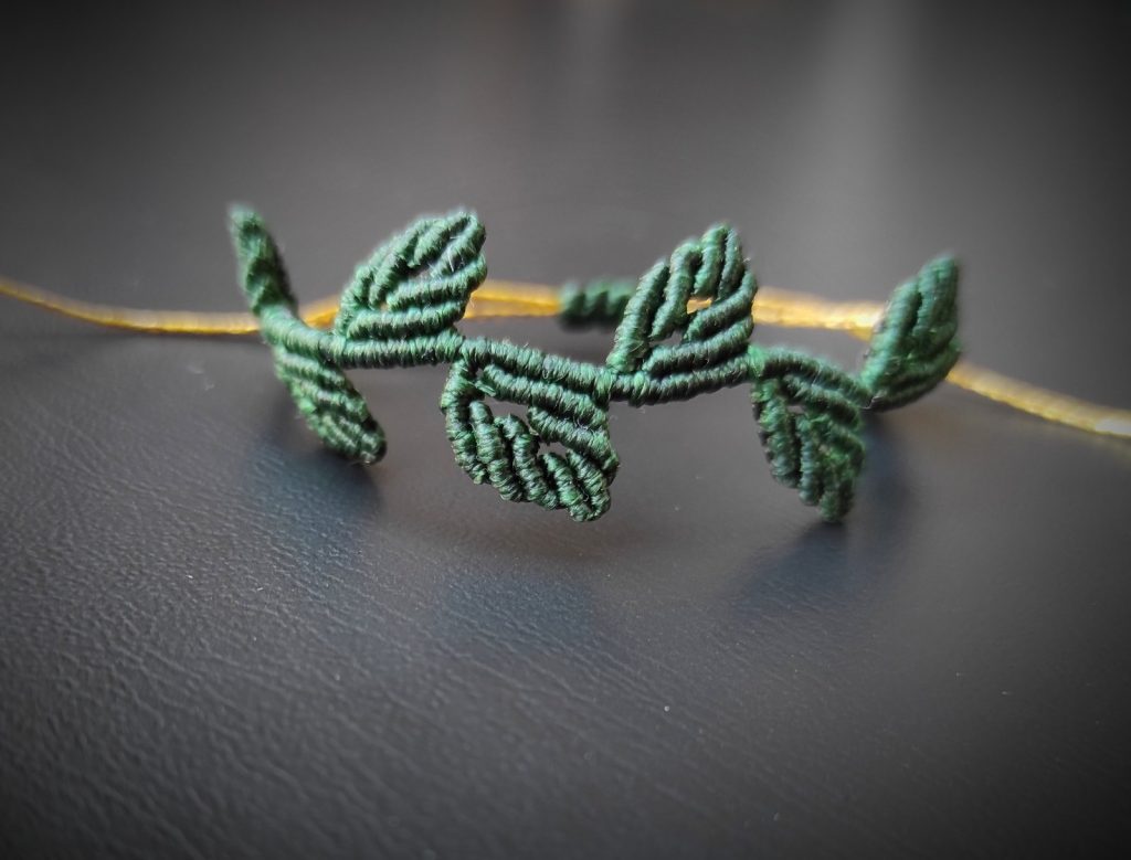 MACRAME ΒΡΑΧΙΟΛΙ ΜΕ ΜΙΚΡΑ ΦΥΛΛΑ ΣΕ ΣΚΟΥΡΟ ΠΡΑΣΙΝΟ ΧΡΩΜΑ - Julias Collection