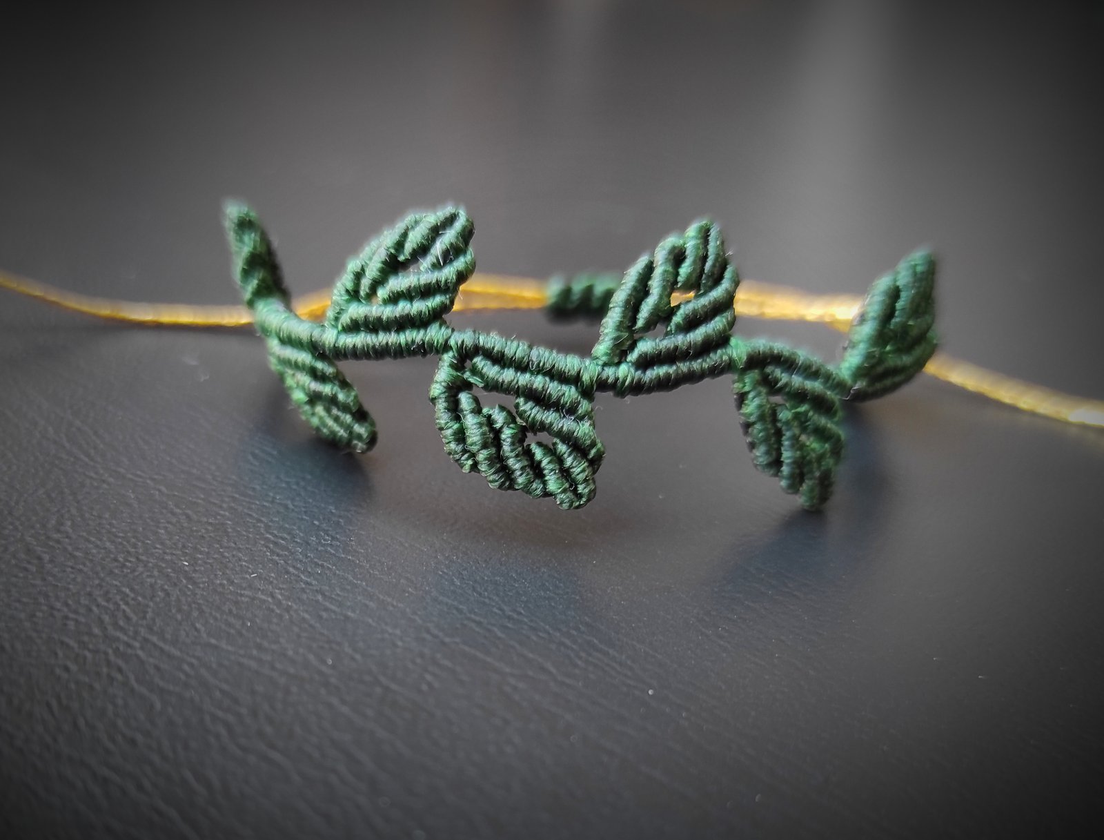 MACRAME ΒΡΑΧΙΟΛΙ ΜΕ ΜΙΚΡΑ ΦΥΛΛΑ ΣΕ ΣΚΟΥΡΟ ΠΡΑΣΙΝΟ ΧΡΩΜΑ - Julias Collection