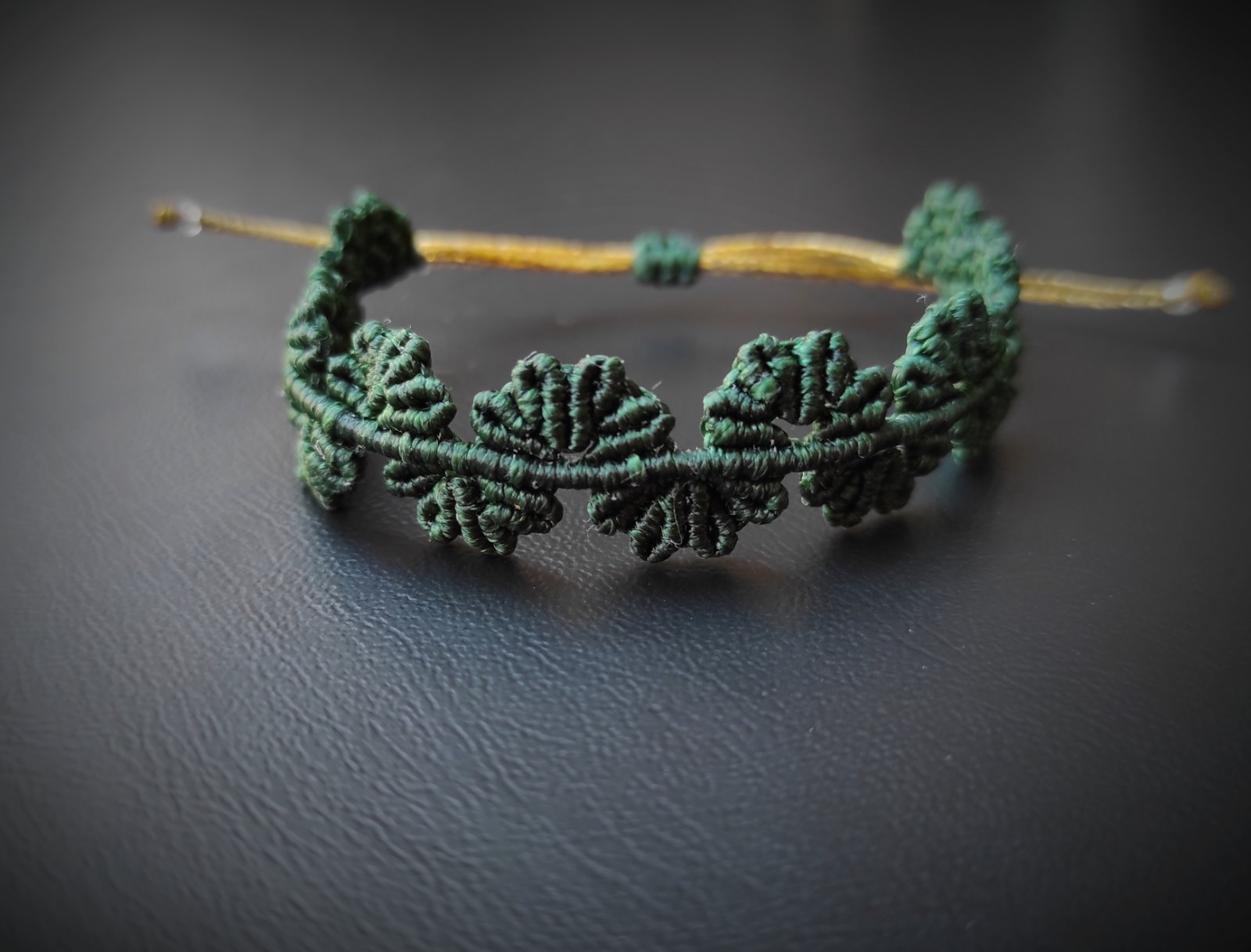 MACRAME BΡΑΧΙΟΛΙ ΜΕ ΦΥΛΛΑ ΣΕ ΣΚΟΥΡΟ ΠΡΑΣΙΝΟ ΧΡΩΜΑ - Julias Collection