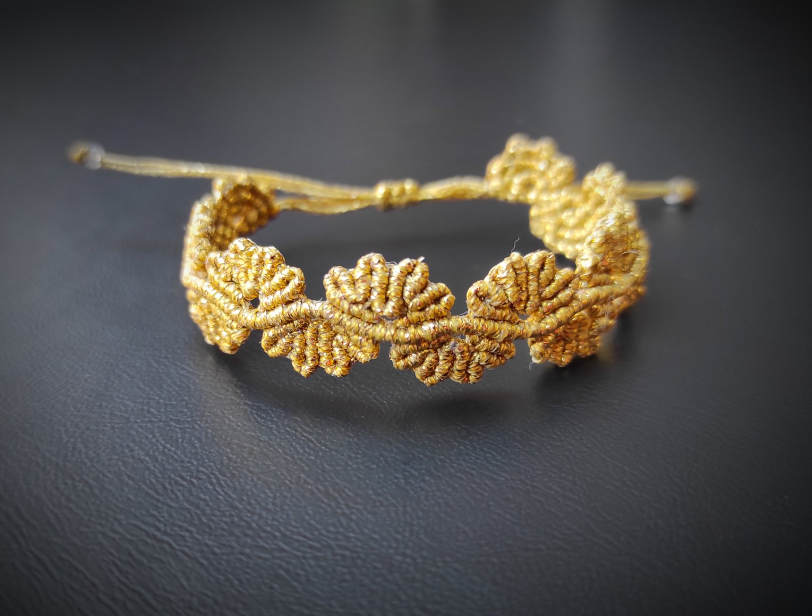 MACRAME BΡΑΧΙΟΛΙ ΜΕ ΦΥΛΛΑ ΣΕ ΧΡΥΣΟ ΧΡΩΜΑ - Julias Collection