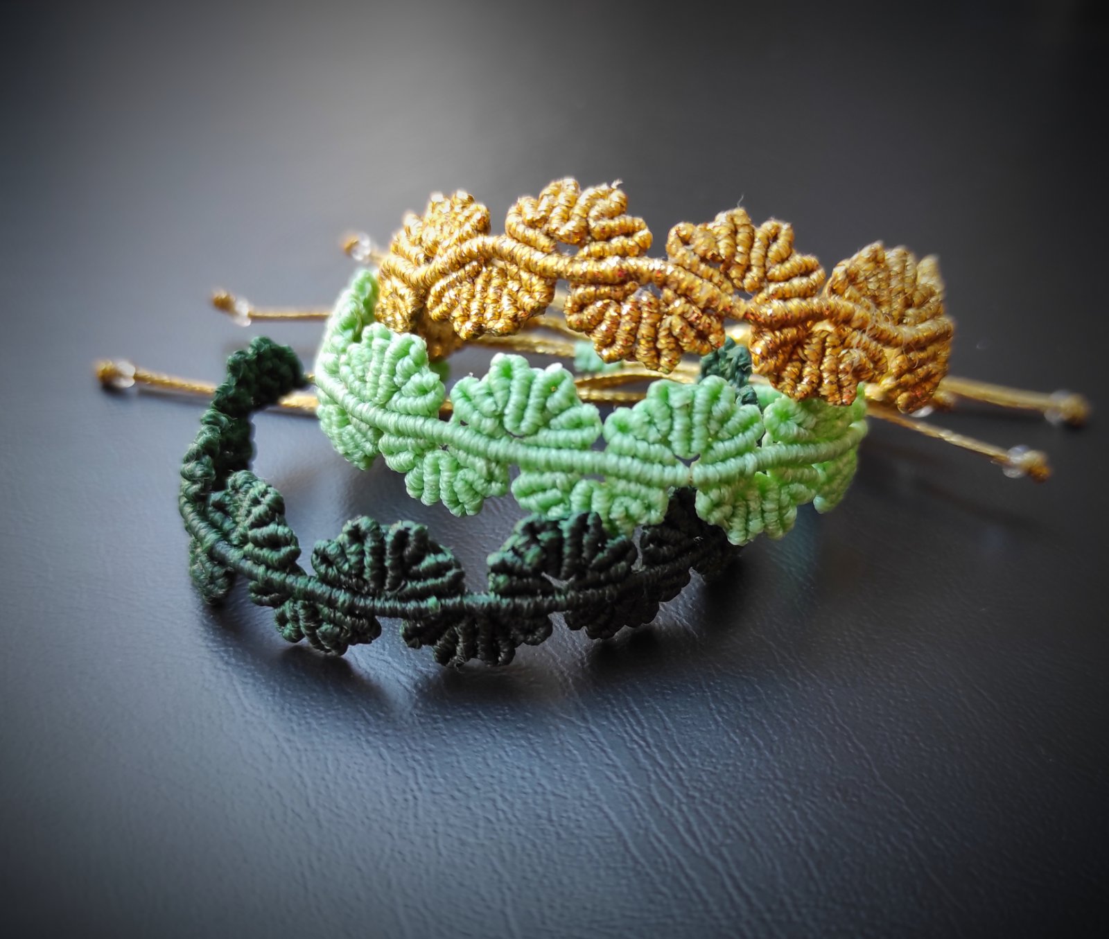 MACRAME BΡΑΧΙΟΛΙ ΜΕ ΦΥΛΛΑ ΣΕ ΣΚΟΥΡΟ ΠΡΑΣΙΝΟ ΧΡΩΜΑ - Julias Collection