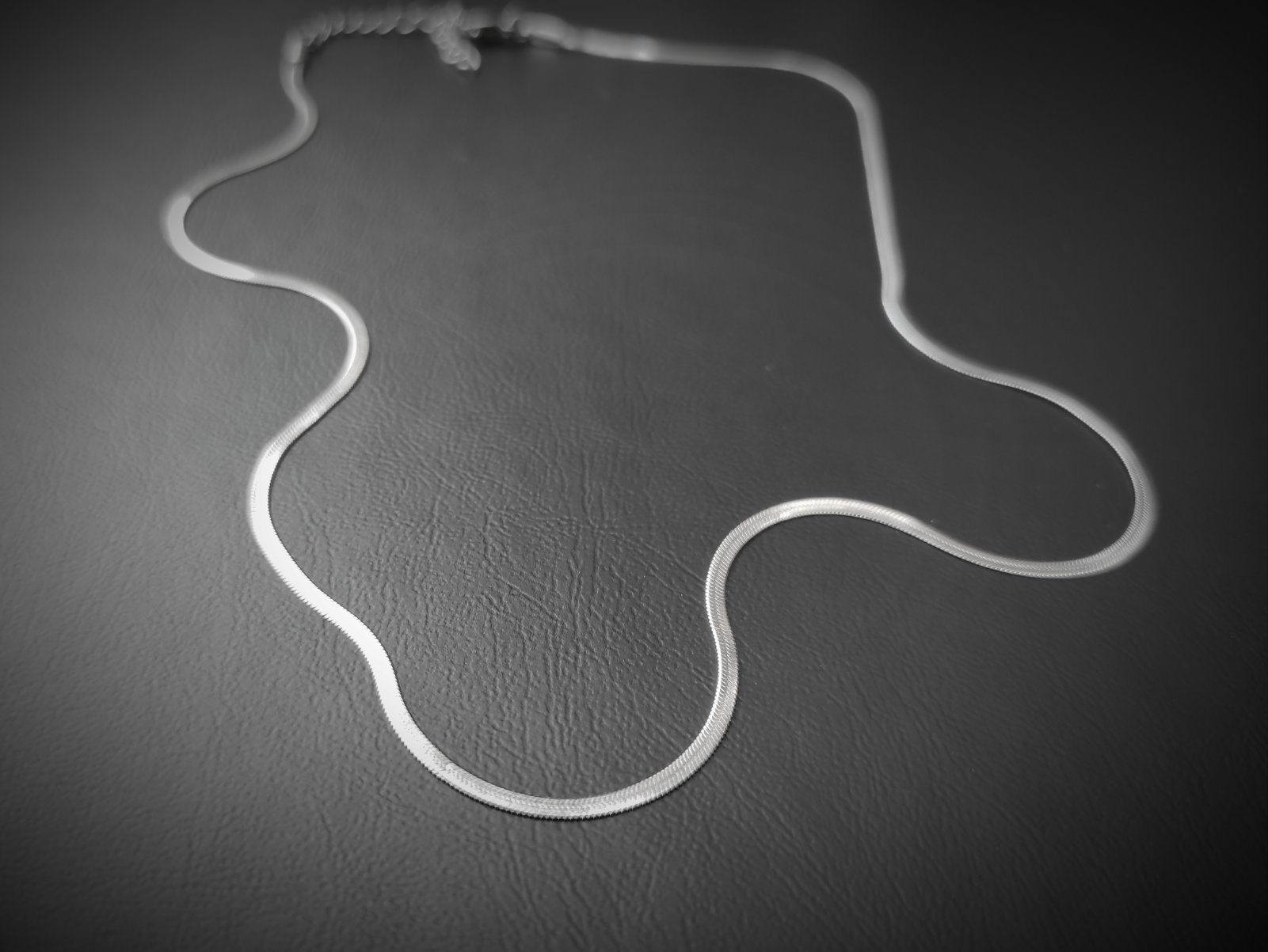 ΑΤΣΑΛΙΝΗ ΑΛΥΣΙΔΑ ΛΑΙΜΟΥ ΣΕ ΑΣΗΜΙ ΧΡΩΜΑ ‘SNAKE’ - Julias Collection